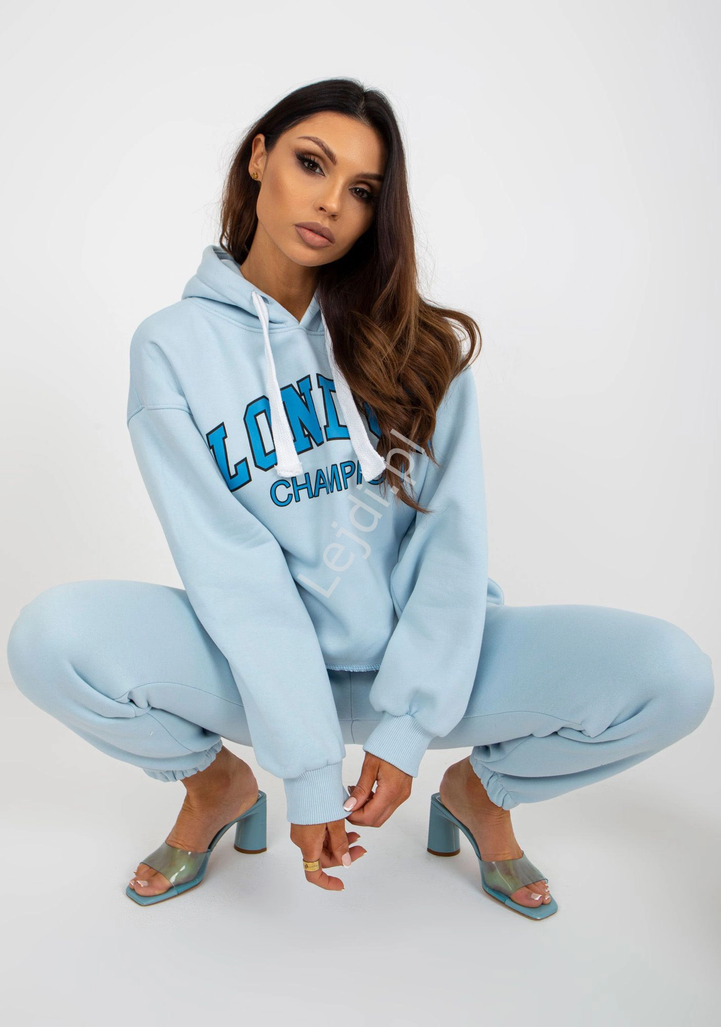 Czarny prążkowany komplet sportowy z jaskółką 9436