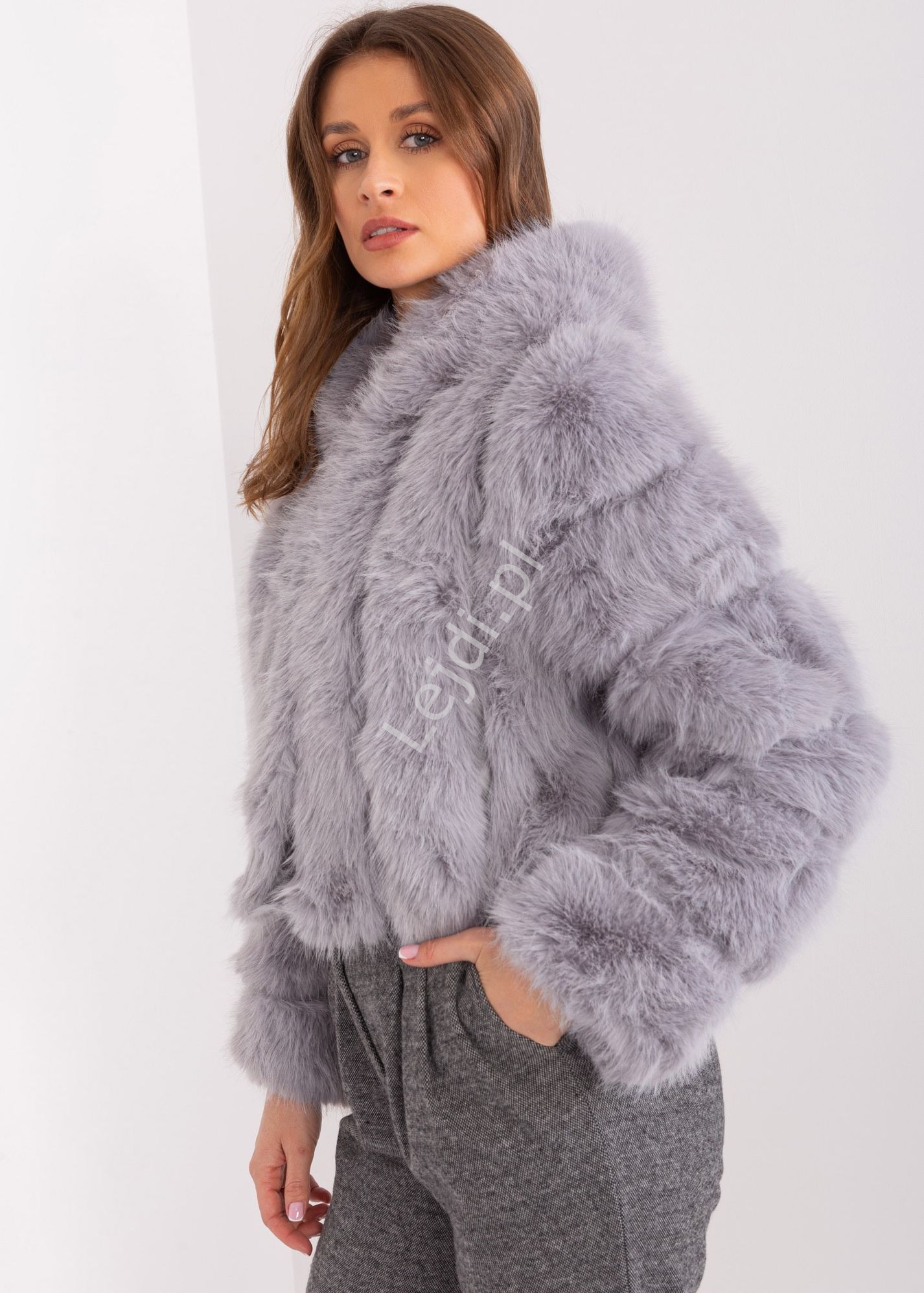 Szare futerko damskie na jesień i zimę